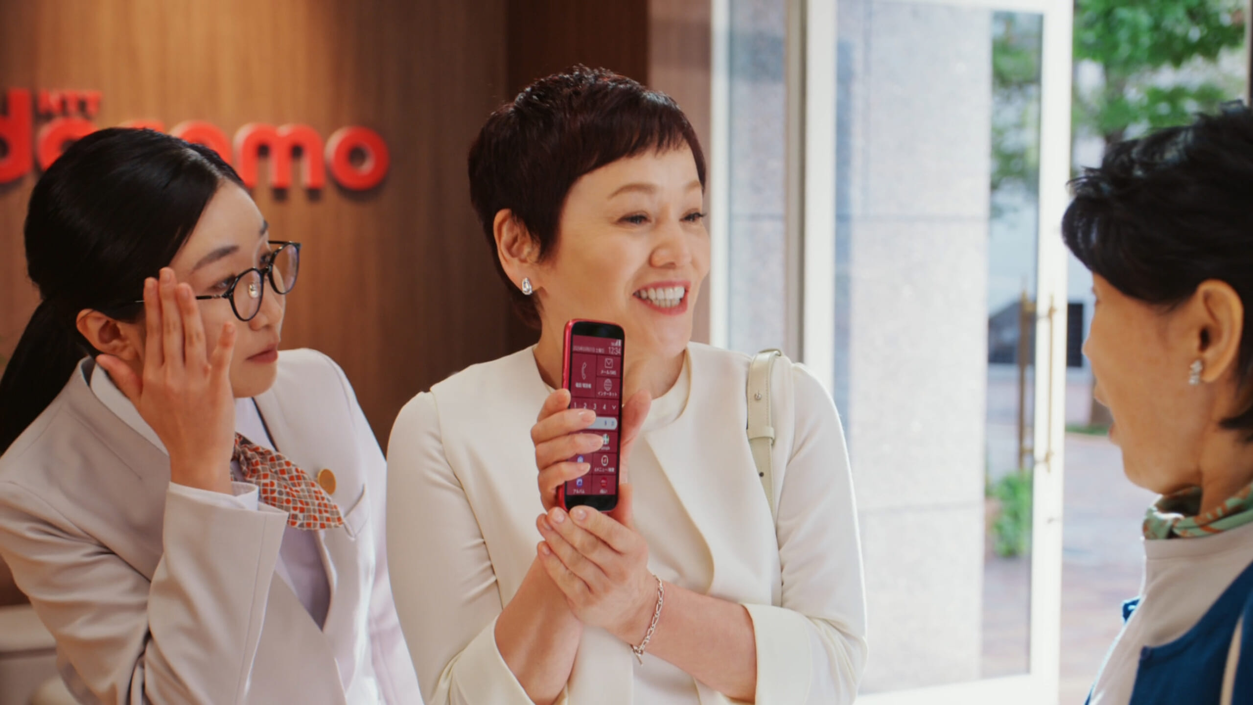 史上最高のらくらくスマートフォンF-53E 「バッテリー」篇 - Work - TYO